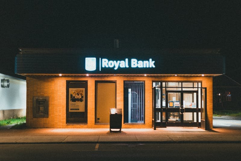 Best Bank Accounts for International Students in Canada - Instuly